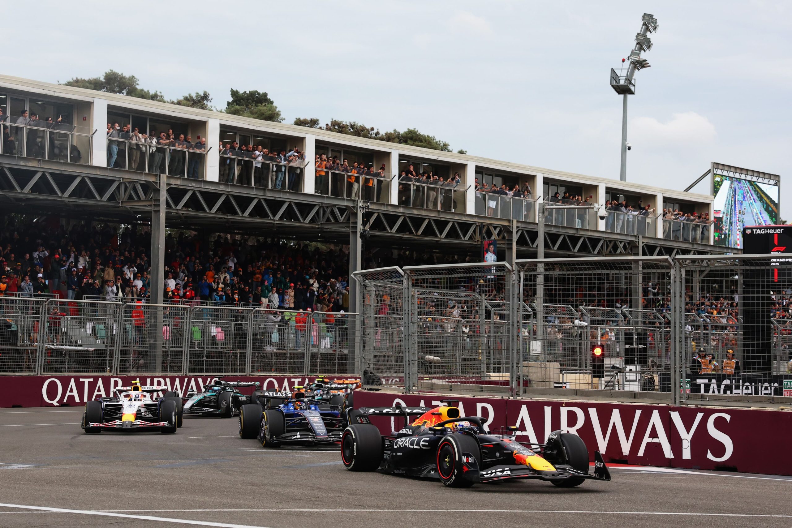 Verstappen gana y Carlos Sainz logra un gran podio en Azerbaiyán