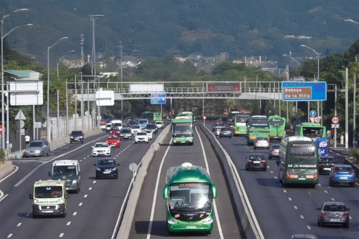 ¿Se puede usar el carril Bus-VAO si vas solo? Así lo regula la DGT